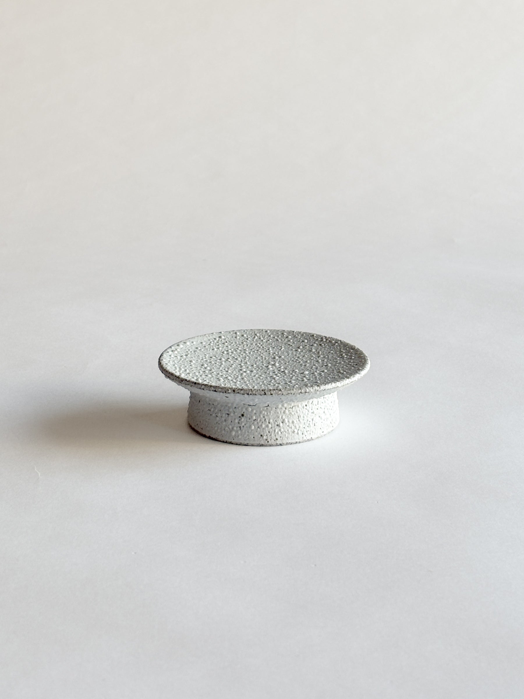 (J12) Janice Wong Elevated Plate — Snowspeck Stoneware – SORT